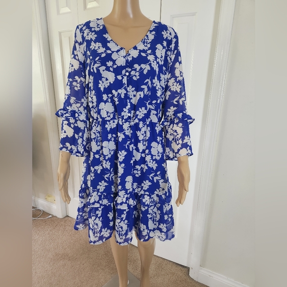Robert Louis | Dresses | Robert Louis Blue And White Floral Fit And ...